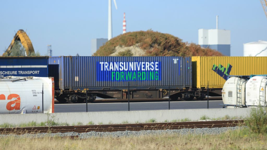 container op de trein - Transuniverse